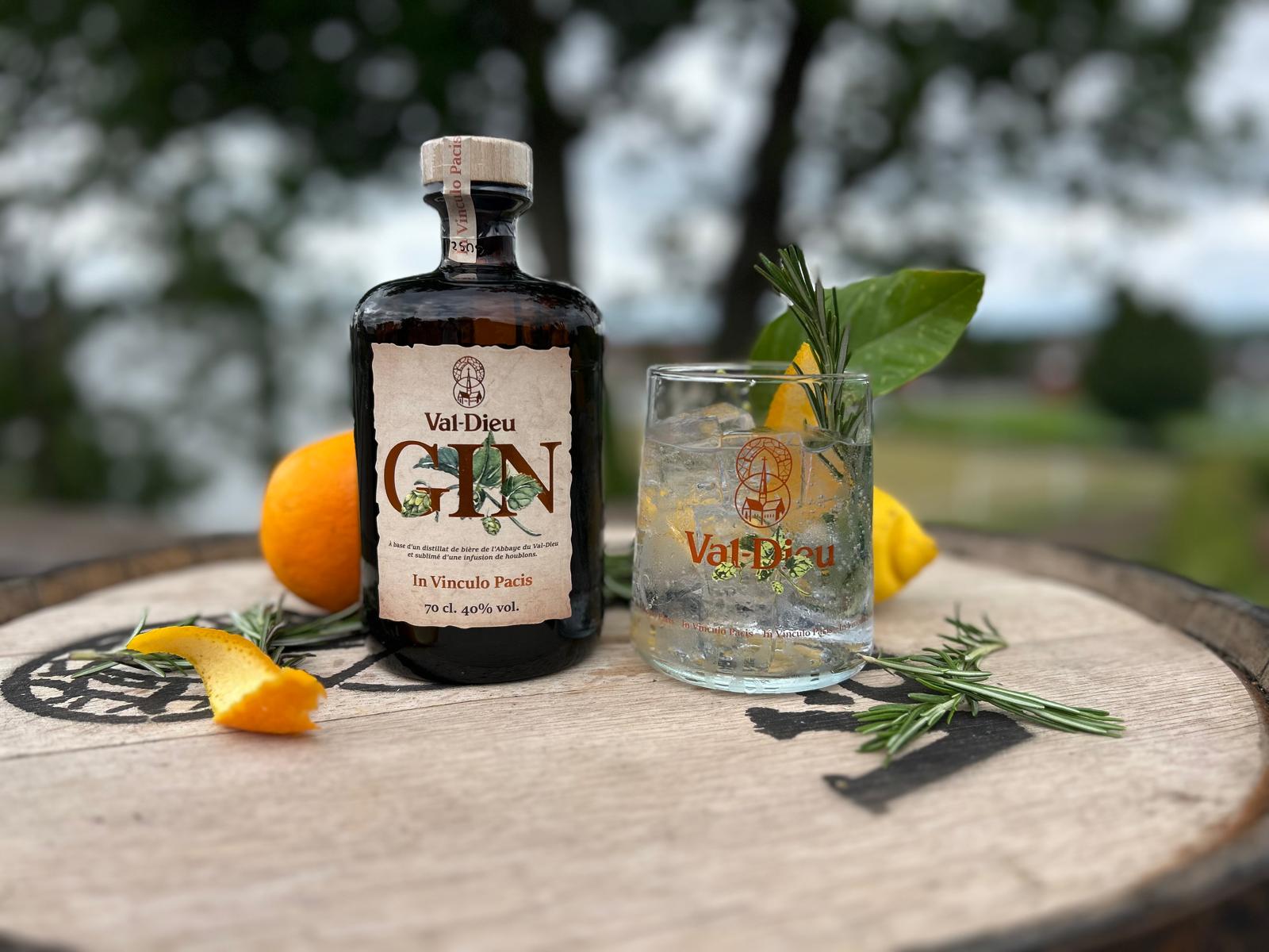 1 bouteille de Gin et deux verres - Val-Dieu